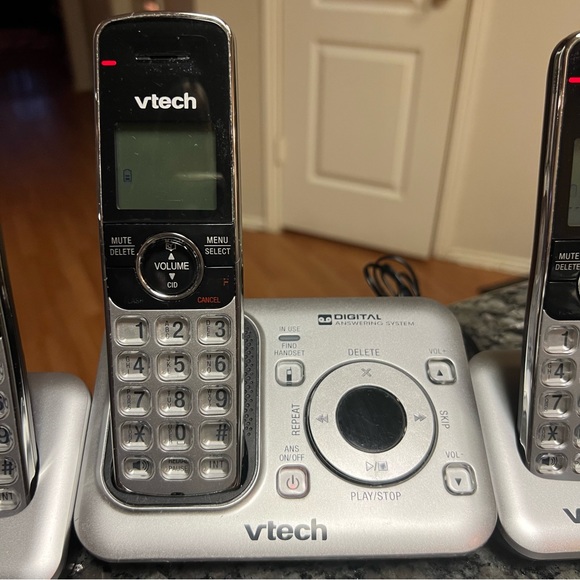 vtech | Other | Vetch Digital Answering System With Three Phones And ...